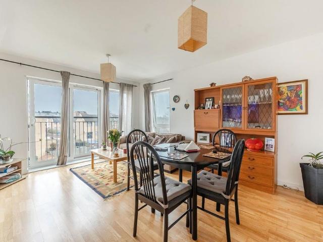 Fortune Avenue, Edgware, HA8 2 bed flat to rent £3,000 pcm £692 pw