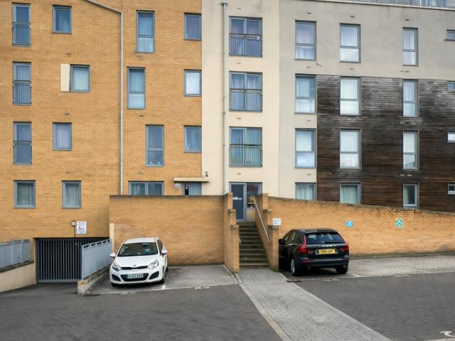 Fortune Avenue, Edgware HA8 2 bed flat to rent £2,000 pcm £462 pw