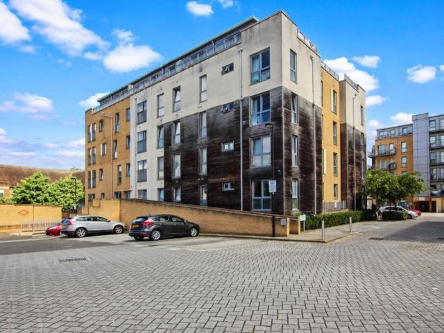 Fortune Avenue, Edgware 2 bed apartment to rent £1,750 pcm £404 pw
