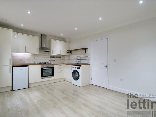 Forty Hill, Enfield, Middlesex EN2, 1 bed flat to rent, £1,450 pcm | PrimeLocation