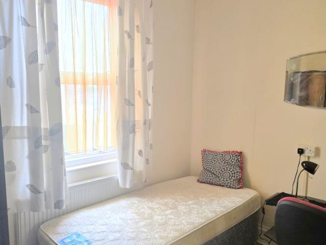 Forty Lane, Wembley HA9, Room to rent, £600 pcm | PrimeLocation