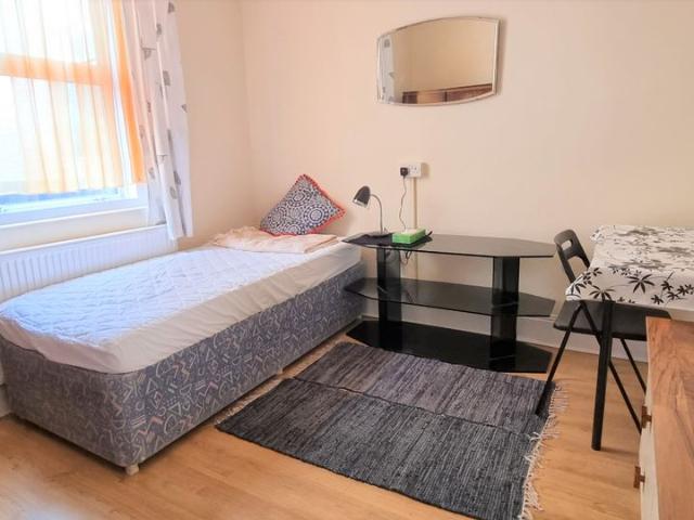 Forty Lane, Wembley HA9, Room to rent, £600 pcm | PrimeLocation