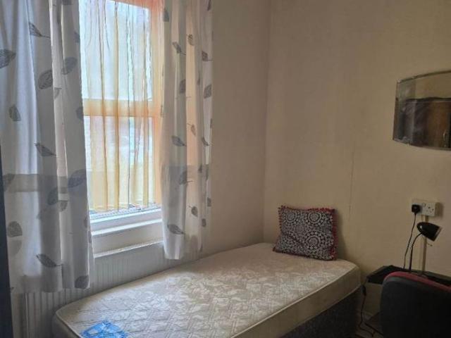 Forty Lane, Wembley HA9, Room to rent, £600 pcm | PrimeLocation