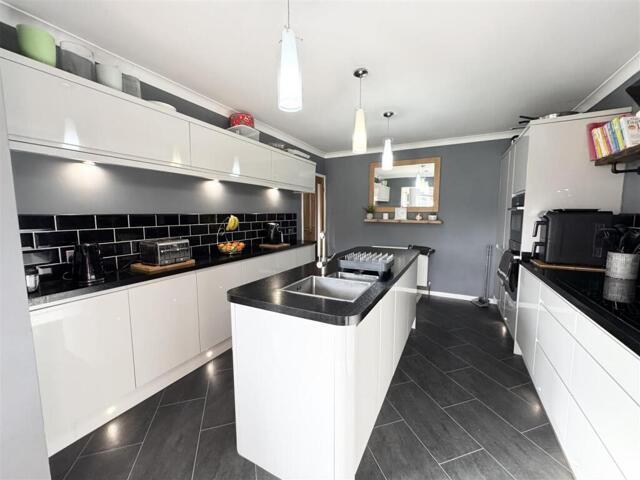 For Sale 4 Bedroom Bungalow Scissett Scissett DLS101025803