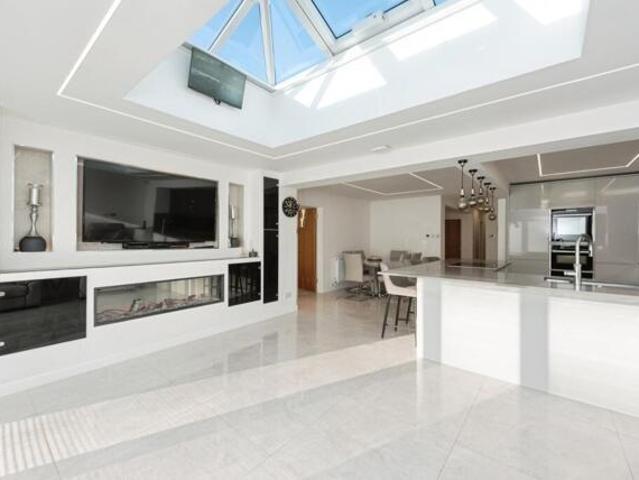 For Sale 4 Bedroom Bungalow Surrey Greater London DLS99523786