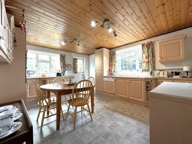 For Sale 4 Bedroom House Collingham Collingham DS88950985