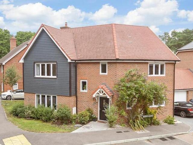 For Sale 4 Bedroom House Copthorne West Sussex DLS99345134