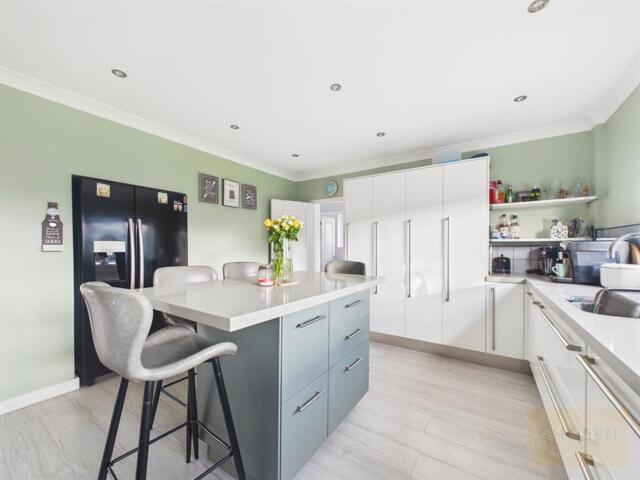 For Sale 4 Bedroom House Gloucester Gloucestershire DS101675993