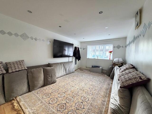 For Sale 4 Bedroom House Derby Derby DS100854935