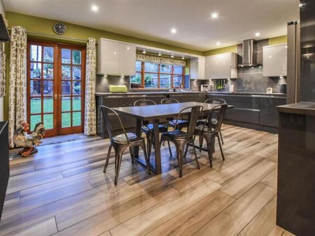 For Sale 4 Bedroom House Hook End Hook End DLS99161851