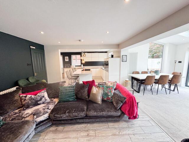 For Sale 4 Bedroom House Stoke On Trent Staffordshire DS99952207