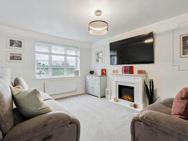 For Sale 4 Bedroom House Wakefield Wakefield DS98119260
