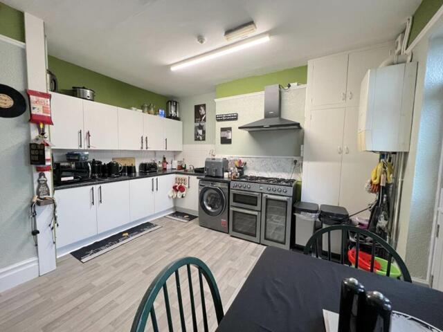 For Sale 4 Bedroom Shared Living/roommate High Street High Street DS98321873