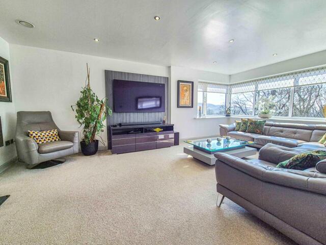 For Sale 5 Bedroom House Oldham Oldham DS98765940