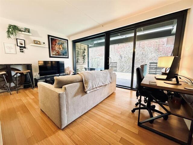 For Sale 1 Bedroom Shared Living/roommate Altrincham Greater Manchester DLS102023759