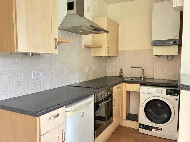 For Sale 1 Bedroom Shared Living/roommate Ashtead Surrey DS101025412