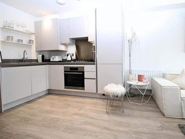 For Sale 1 Bedroom Shared Living/roommate Bisley Surrey DS101678403