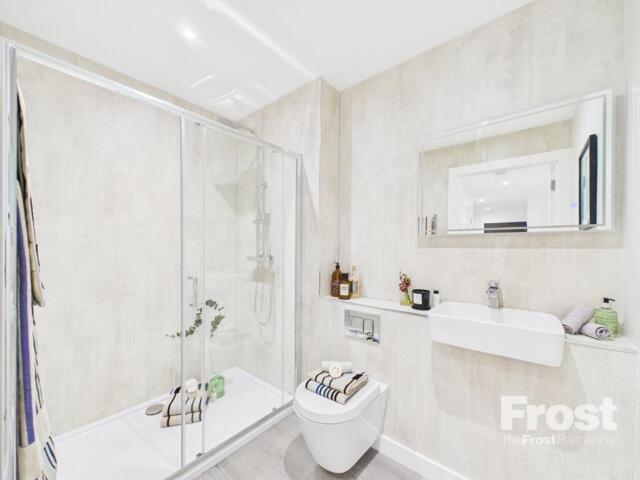 For Sale 1 Bedroom Shared Living/roommate Egham Surrey DS98864601