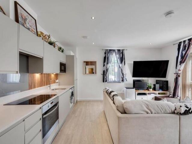 For Sale 2 Bedroom Apartment Chertsey Surrey DS100733526