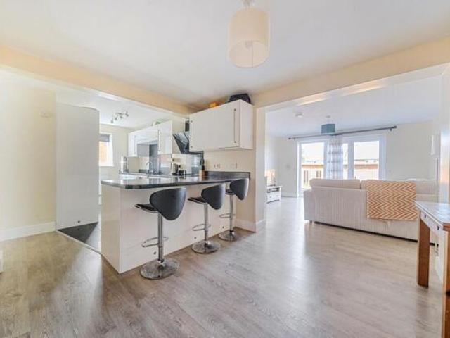 For Sale 2 Bedroom Apartment Hampshire Hampshire DLS101119386