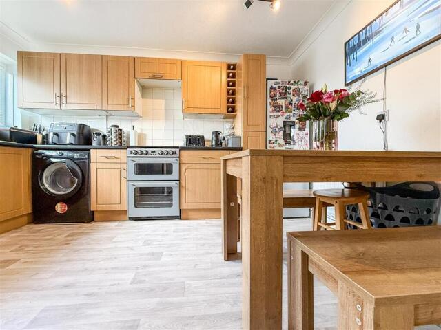 For Sale 2 Bedroom Apartment Redlands Lane Redlands Lane DLS99290598