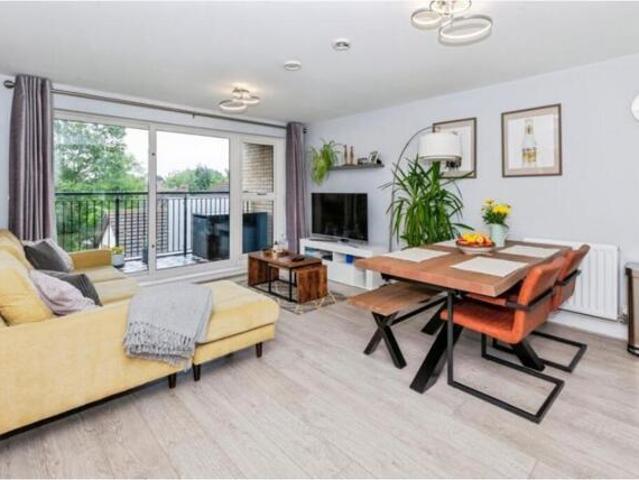 For Sale 2 Bedroom Apartment Slough Slough DS101168313