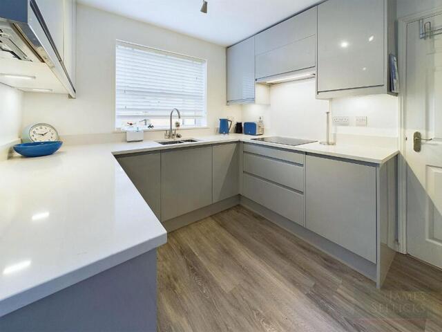 For Sale 2 Bedroom Bungalow Bushby Bushby DS99688421