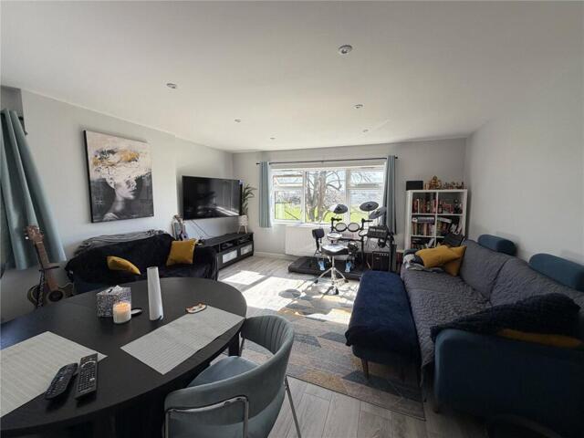 For Sale 2 Bedroom Shared Living/roommate Maidenhead Berkshire DS101777725
