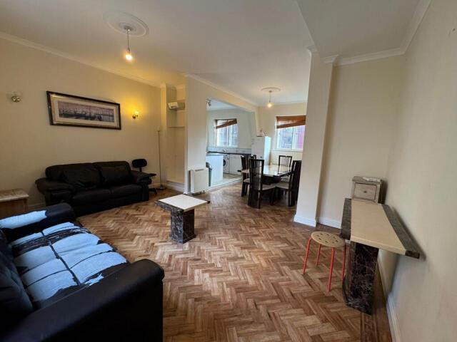 For Sale 2 Bedroom Shared Living/roommate Oxford Road Oxford Road DLS99808874