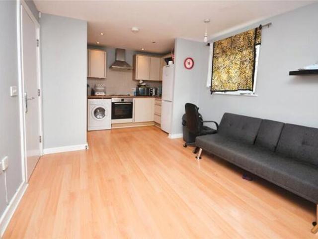 For Sale 2 Bedroom Shared Living/roommate Aylesbury Buckinghamshire DLS100425973