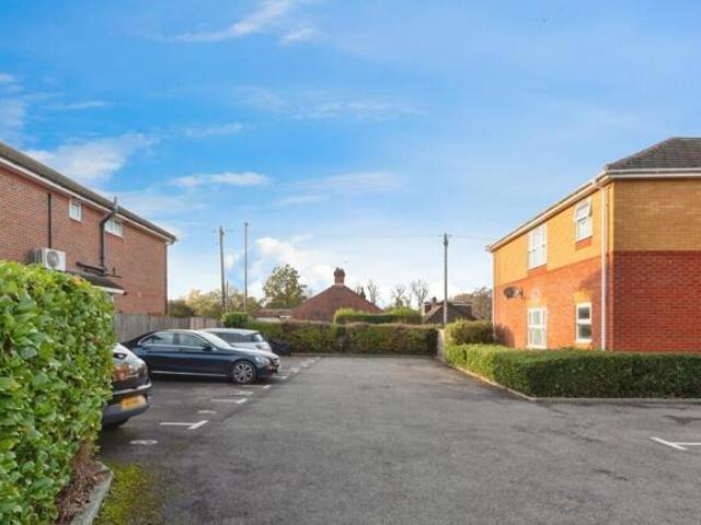 For Sale 2 Bedroom Shared Living/roommate Aldershot Surrey DS100881683