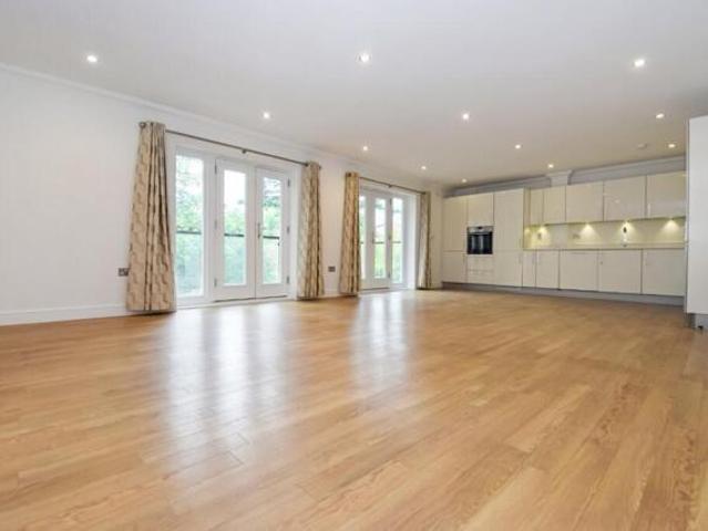 For Sale 2 Bedroom Shared Living/roommate Burnham Slough DLS99952121