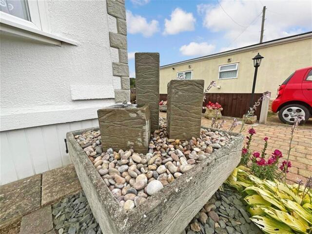 For Sale 2 Bedroom Shared Living/roommate Brentwood Essex DLS99029607