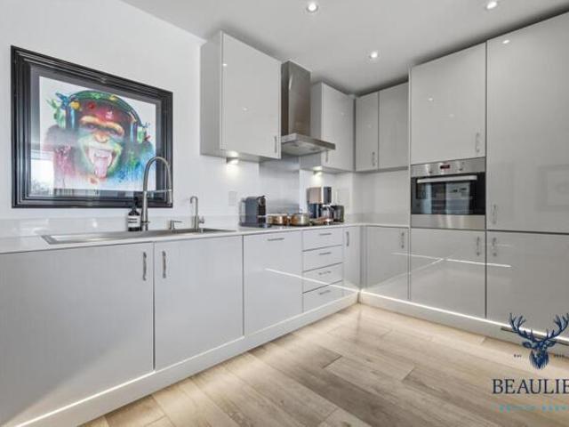 For Sale 2 Bedroom Shared Living/roommate Brentwood Essex DS101743213