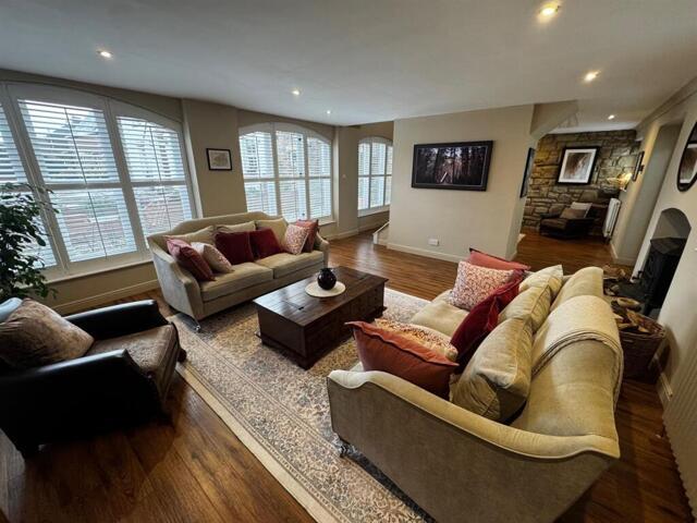 For Sale 2 Bedroom Shared Living/roommate Broom Farm West Broom Farm West DLS99952149