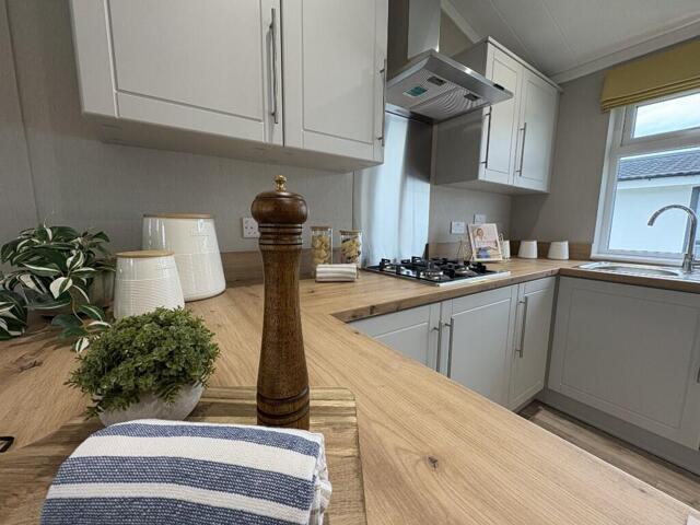 For Sale 2 Bedroom Shared Living/roommate Canvey Island Essex DLS101352000