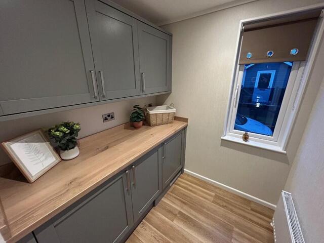 For Sale 2 Bedroom Shared Living/roommate Canvey Island Essex DLS99839982