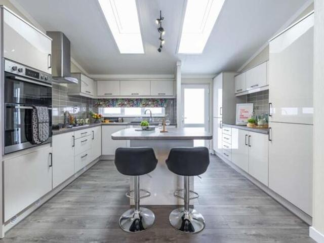 For Sale 2 Bedroom Shared Living/roommate Canvey Island Essex DS100398163