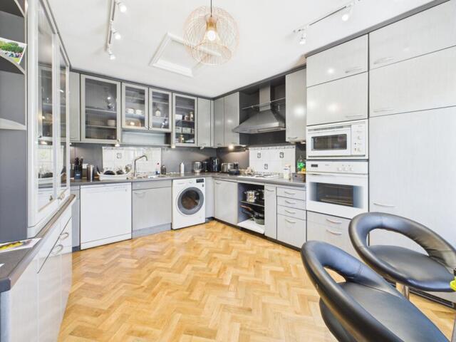For Sale 2 Bedroom Shared Living/roommate Cheltenham Gloucestershire DS98834753