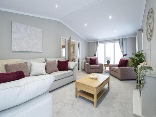 For Sale 2 Bedroom Shared Living/roommate Clacton On Sea Essex DLS100988132