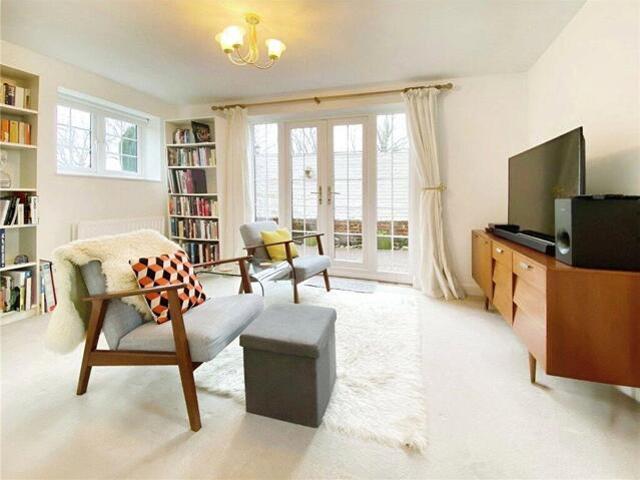 For Sale 2 Bedroom Shared Living/roommate Cowes Isle Of Wight DS99130252