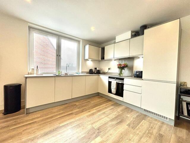 For Sale 2 Bedroom Shared Living/roommate Farnham Common Slough DLS100366339