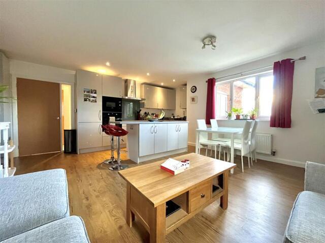 For Sale 2 Bedroom Shared Living/roommate Hale Cheshire DLS98930296