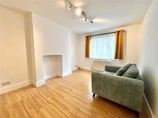 For Sale 2 Bedroom Shared Living/roommate Haslemere Surrey DS99688645