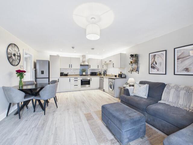 For Sale 2 Bedroom Shared Living/roommate High Wycombe Buckinghamshire DS99895526