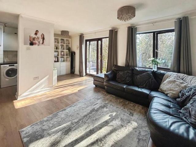 For Sale 2 Bedroom Shared Living/roommate High Wycombe Buckinghamshire DS100649022