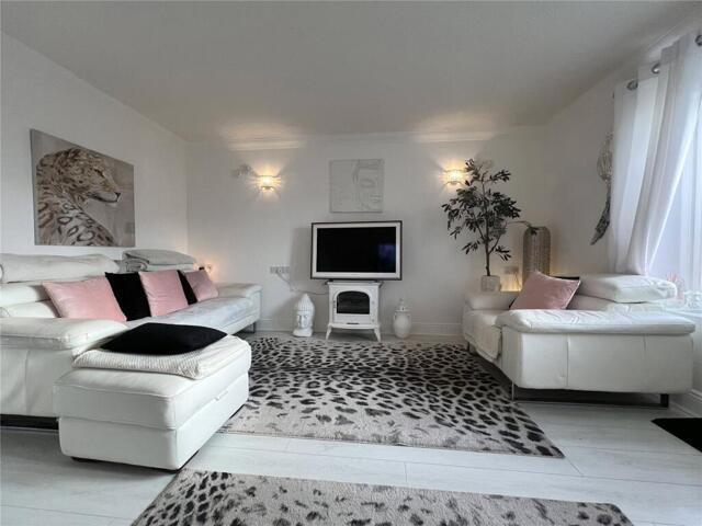 For Sale 2 Bedroom Shared Living/roommate Lymington Hampshire DS100366143