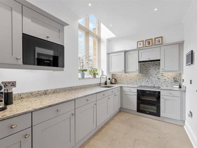 For Sale 2 Bedroom Shared Living/roommate Leatherhead Surrey DLS98864567
