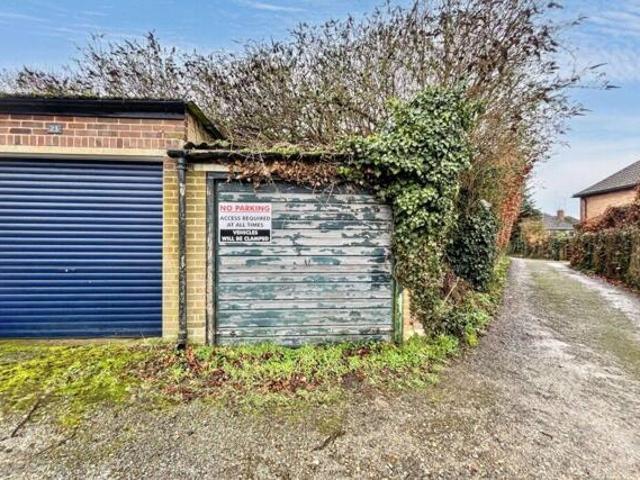 For Sale 2 Bedroom Shared Living/roommate Leatherhead Surrey DS101025796
