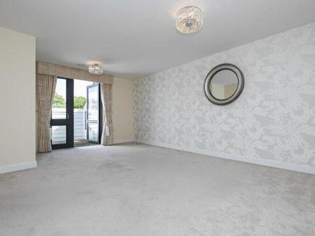 For Sale 2 Bedroom Shared Living/roommate Loughton Essex DS100988136